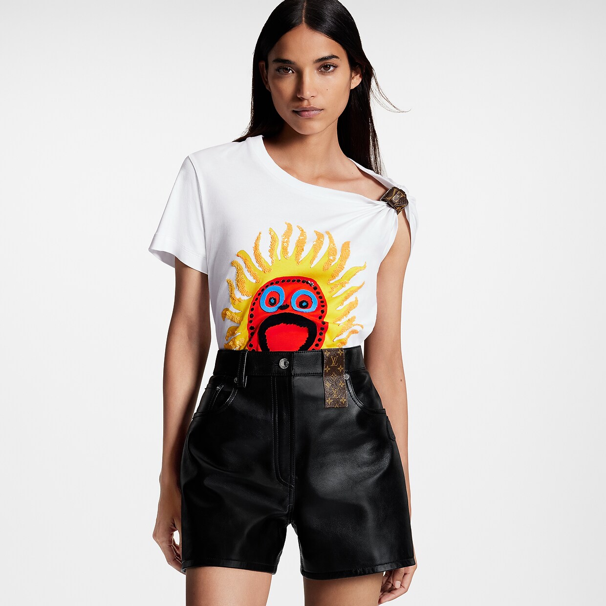 LV × YK サンプリントバックルスリーブTシャツ ｜ルイ・ヴィトン 公式サイト - 1AB86L